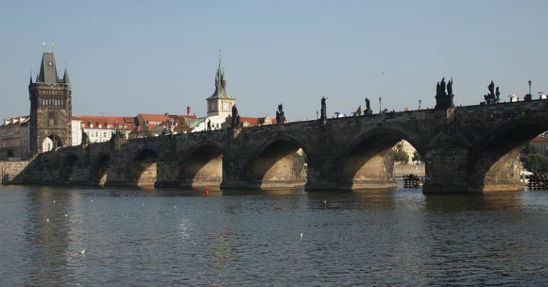 De prachtige Karelsbrug in Praag - Blog vol tips voor jouw stedentrip